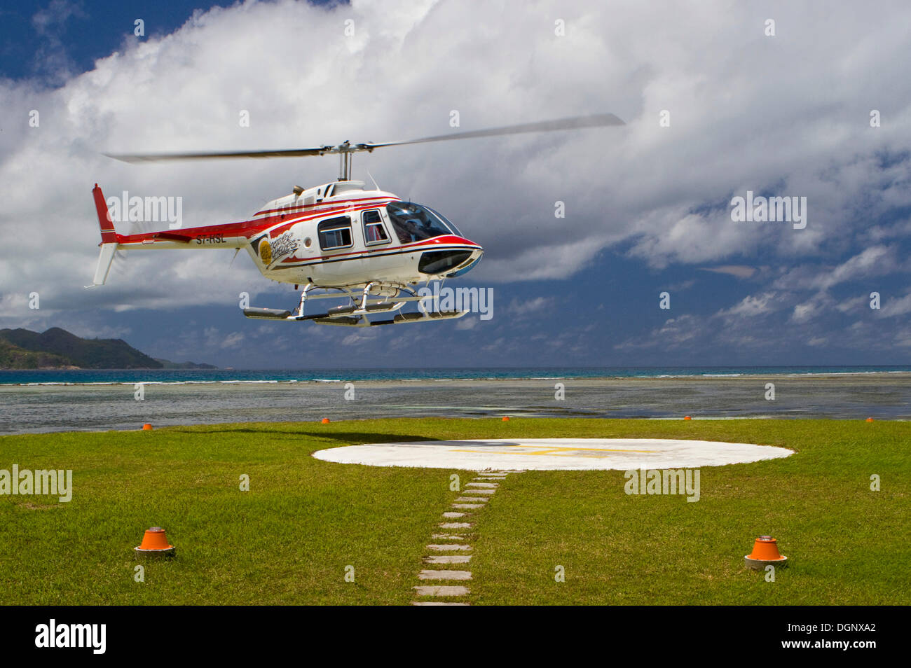 Helicopters flying africa hi-res stock photography and images - Alamy