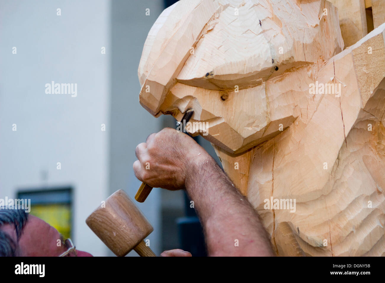 Carving carvings figure figures sculptors hi-res stock photography and ...