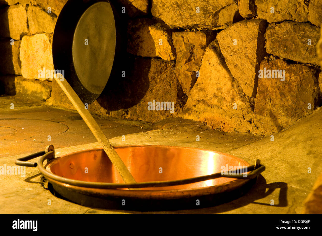 Copper pan display hi-res stock photography and images - Alamy