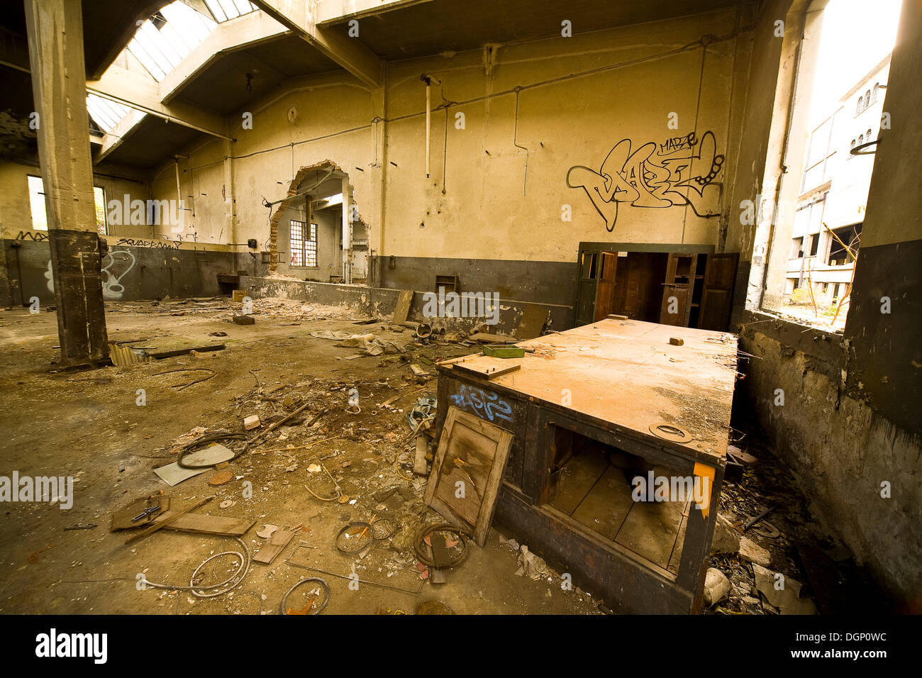Derelict shop interior hi-res stock photography and images - Alamy