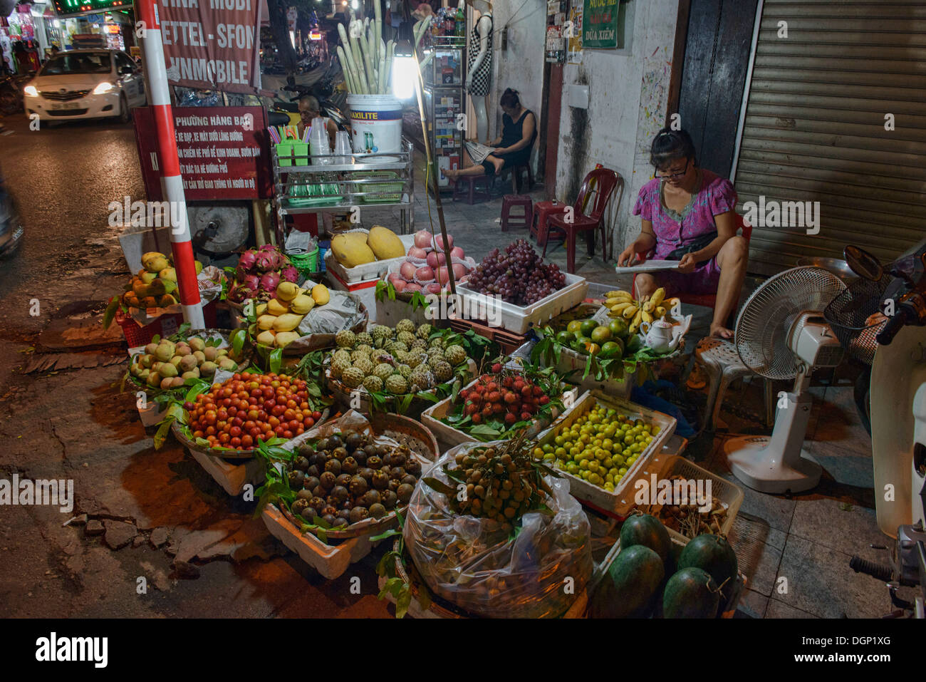 corner fruit vendor in Hanoi, Vietnam Stock Photo - Alamy