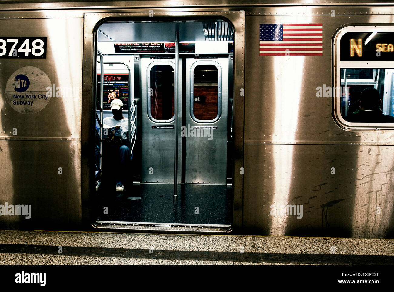 Open Subway Doors Stock Photos & Open Subway Doors Stock Images - Alamy