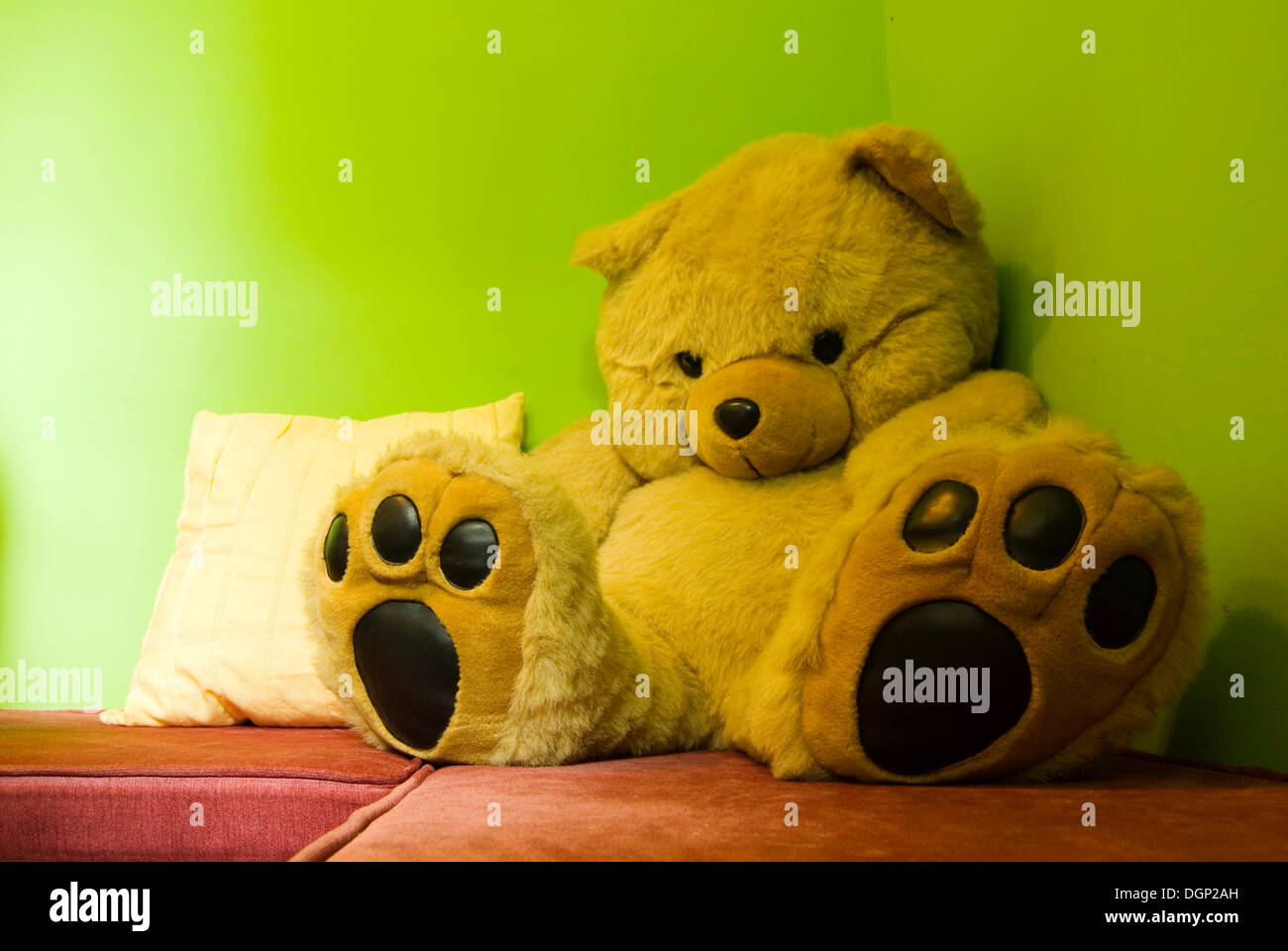 Teddy bear sitting lonely in a corner Stock Photo - Alamy