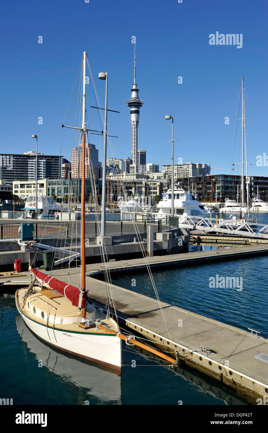 Boats sail in the harbour in auckland hi-res stock photography and ...