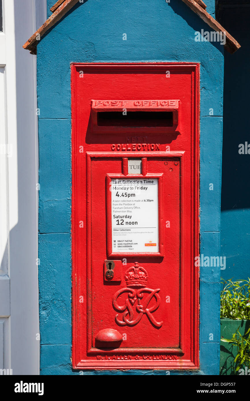 Postbox red hi-res stock photography and images - Alamy