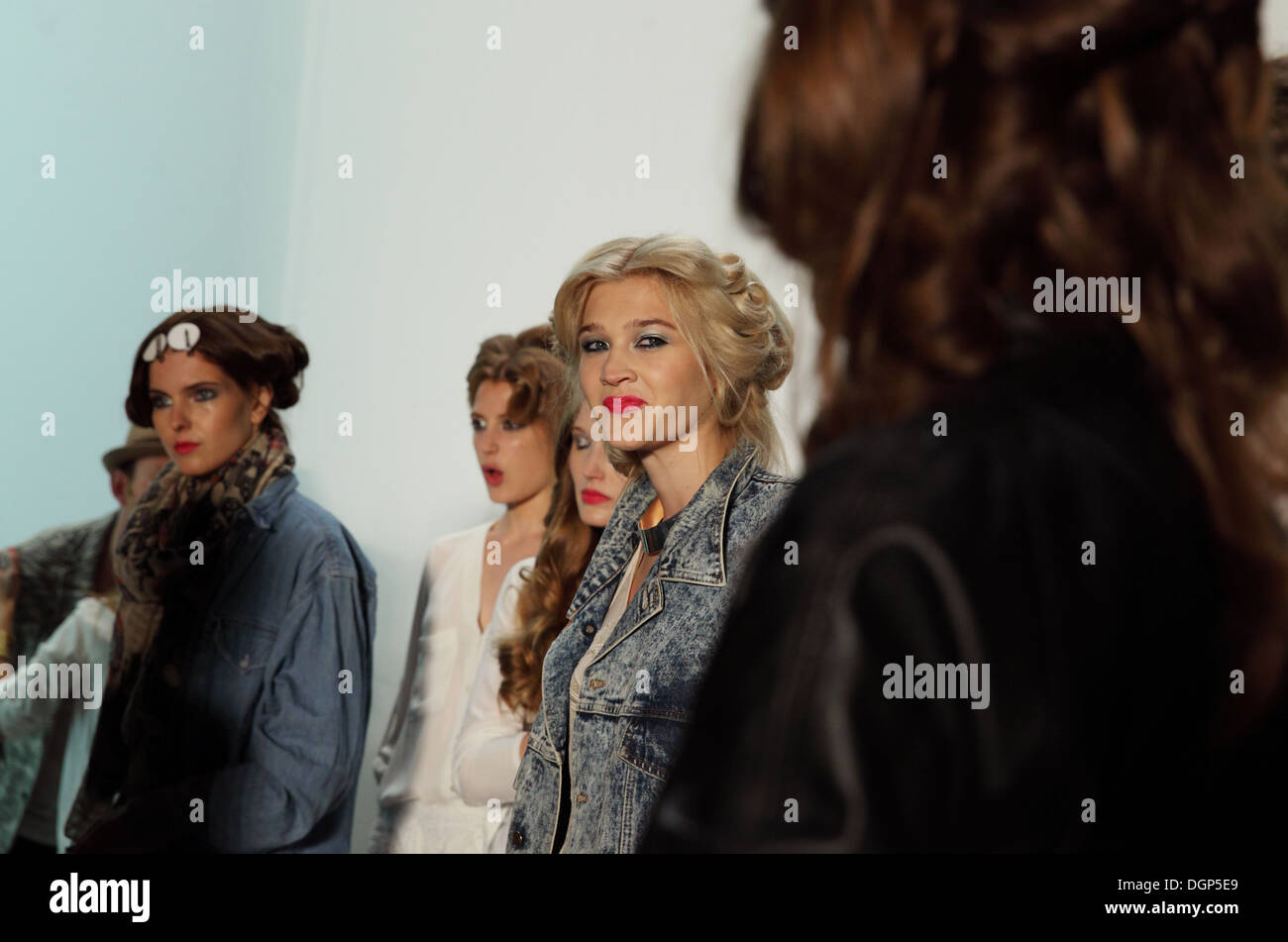 Models backstage hi-res stock photography and images - Alamy
