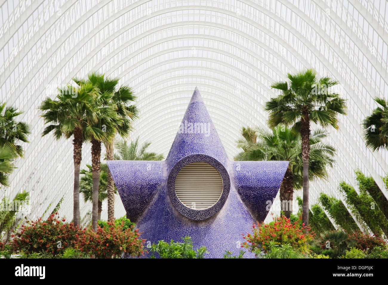 Sculpture in the L'Umbracle palm garden, Ciudad de las Artes y las ...