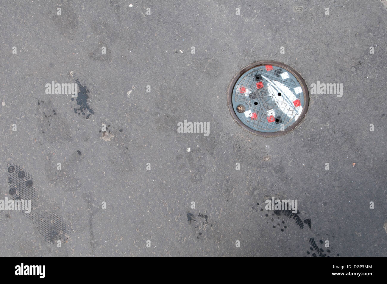 Graffiti painted manhole cover in Montmartre, Paris Stock Photo - Alamy