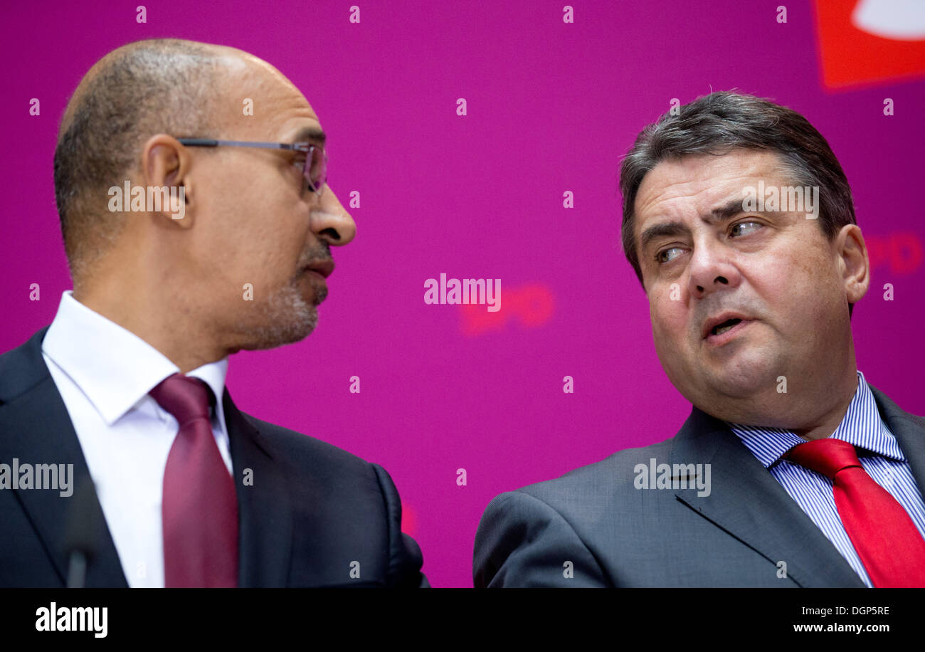 SPD Chairman Sigmar Gabriel (R) and Chairman of the French Socialist ...