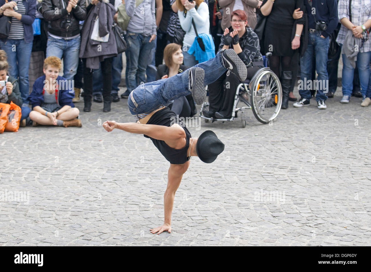 Street performers in Montmartre, Paris Stock Photo - Alamy