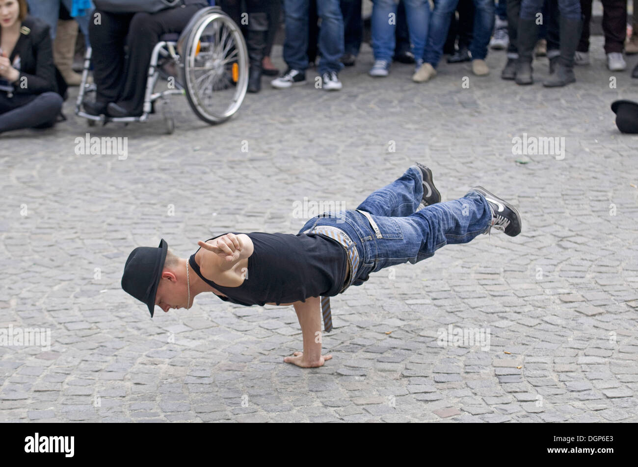 Street performers in Montmartre, Paris Stock Photo - Alamy