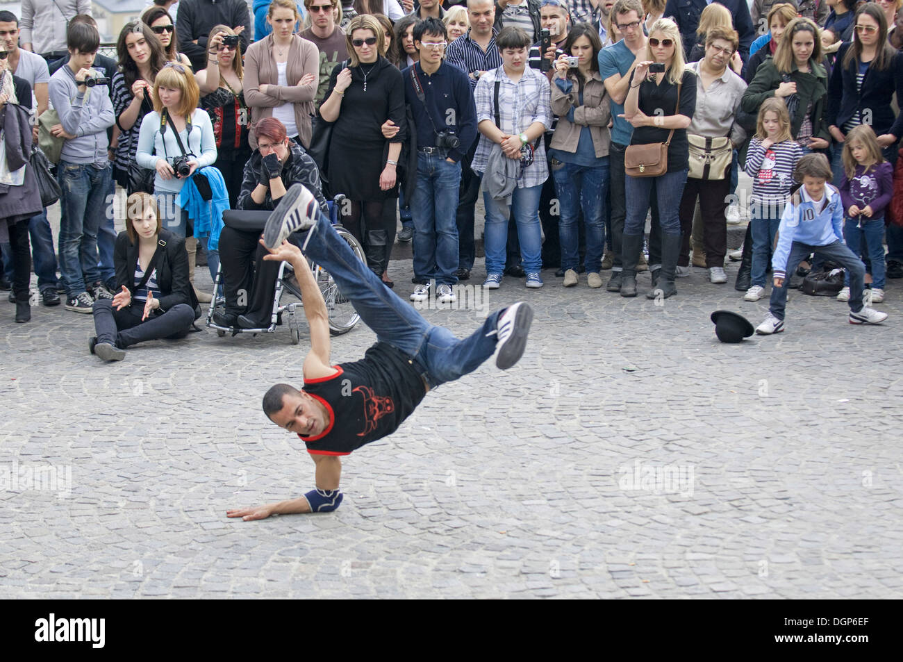 Street performers in Montmartre, Paris Stock Photo - Alamy