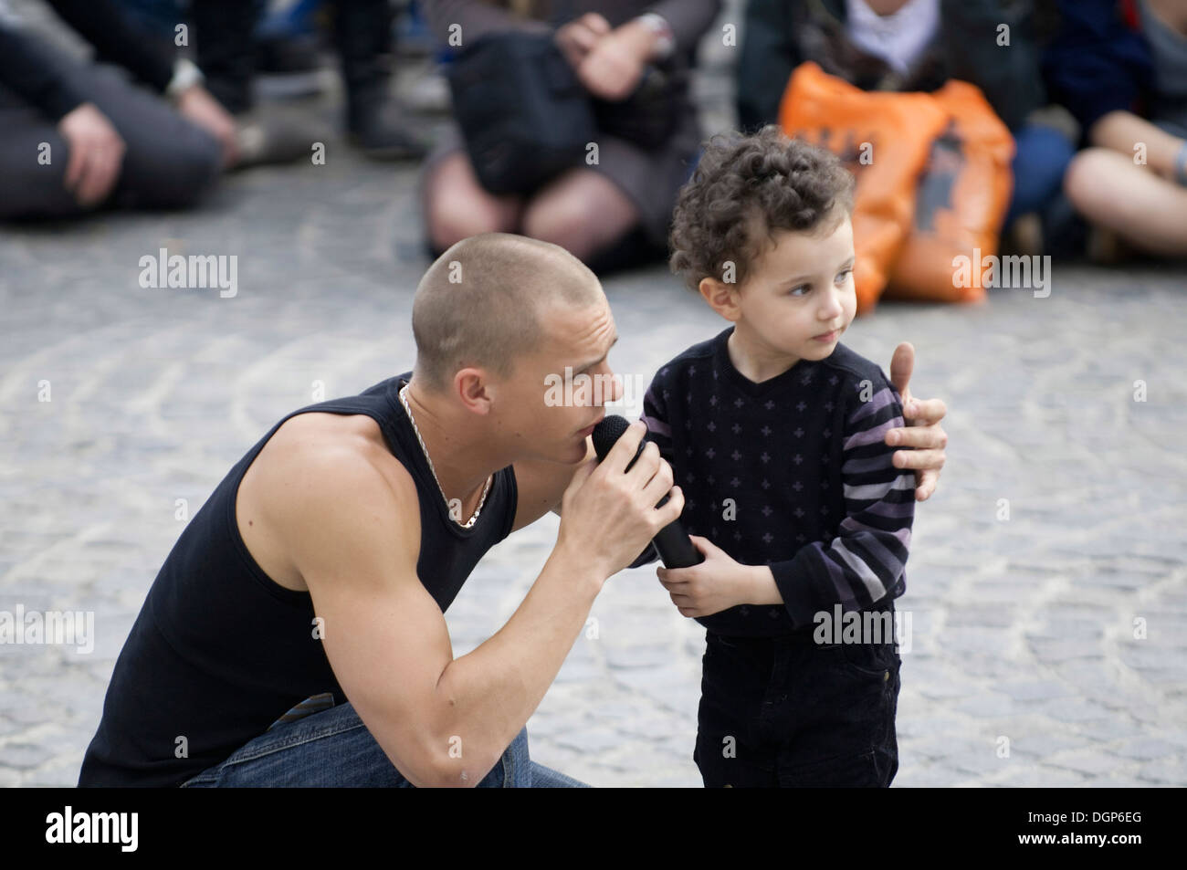Street performers paris hi-res stock photography and images - Alamy