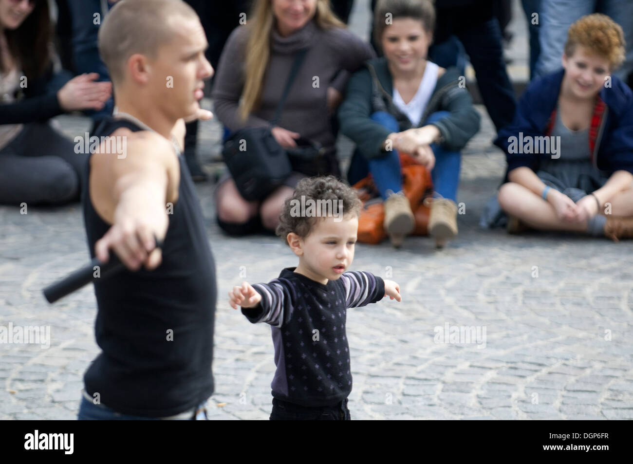 Street performers paris hi-res stock photography and images - Alamy