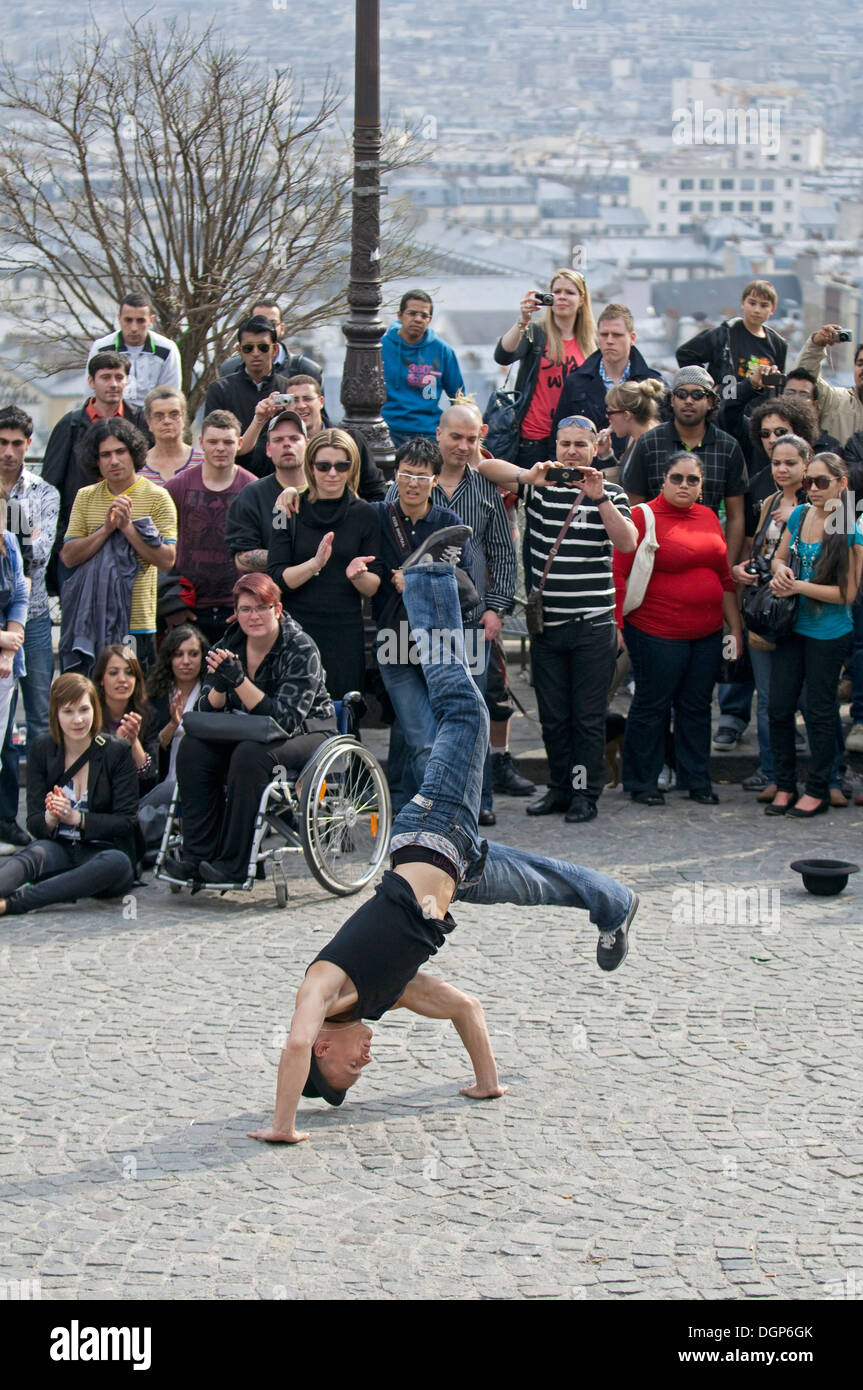 Street performers in Montmartre, Paris Stock Photo - Alamy