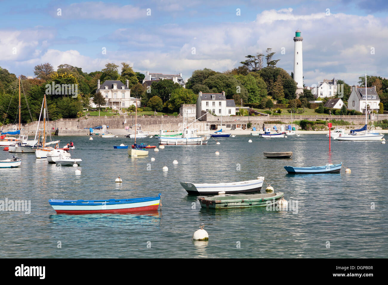 Port of Bénodet with the lighthouse of La Pyramide, Bénodet, Brittany ...