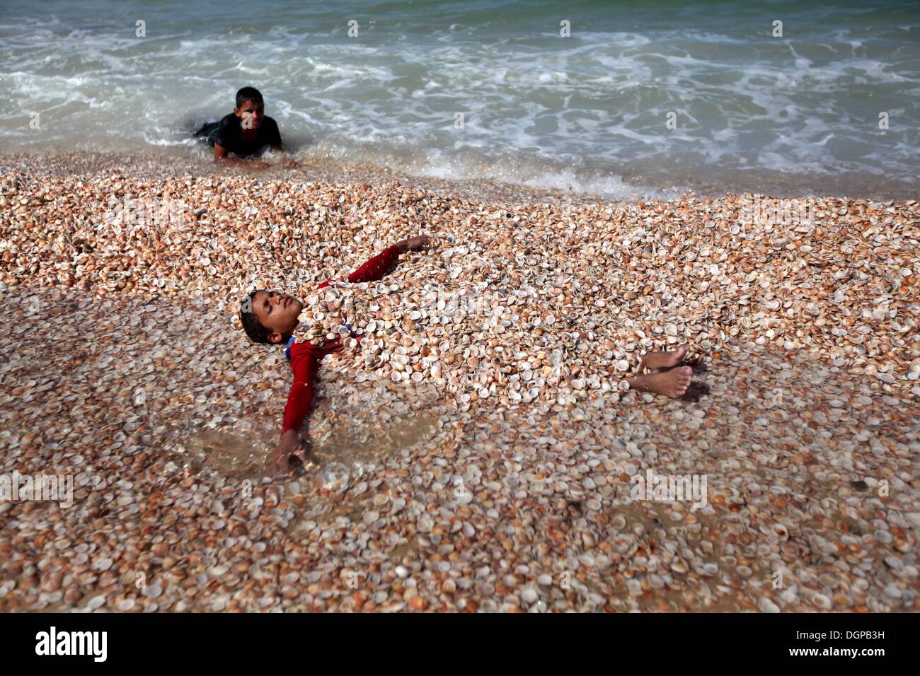 Gaza, Palestinian Territories, . 24th Oct, 2013. Palestinian children ...