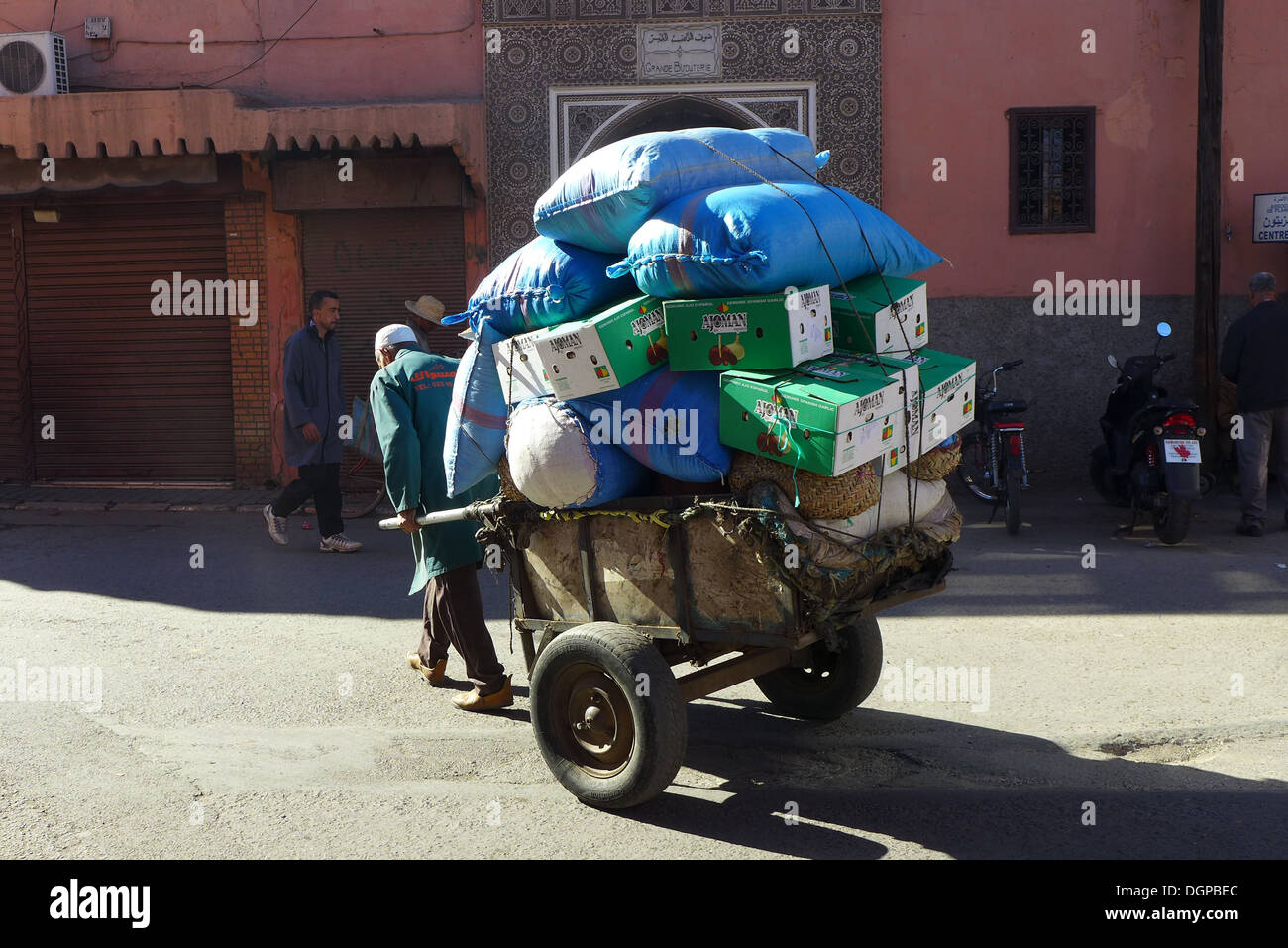 Morocco - Marrakesh Man pulling cart through medina Stock Photo - Alamy
