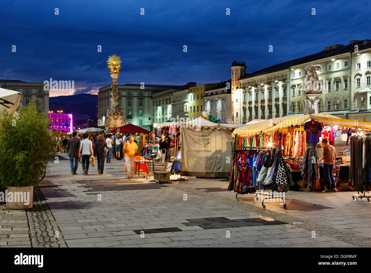 Market, Pflasterspektakel street art festival, Hauptplatz square, Linz ...