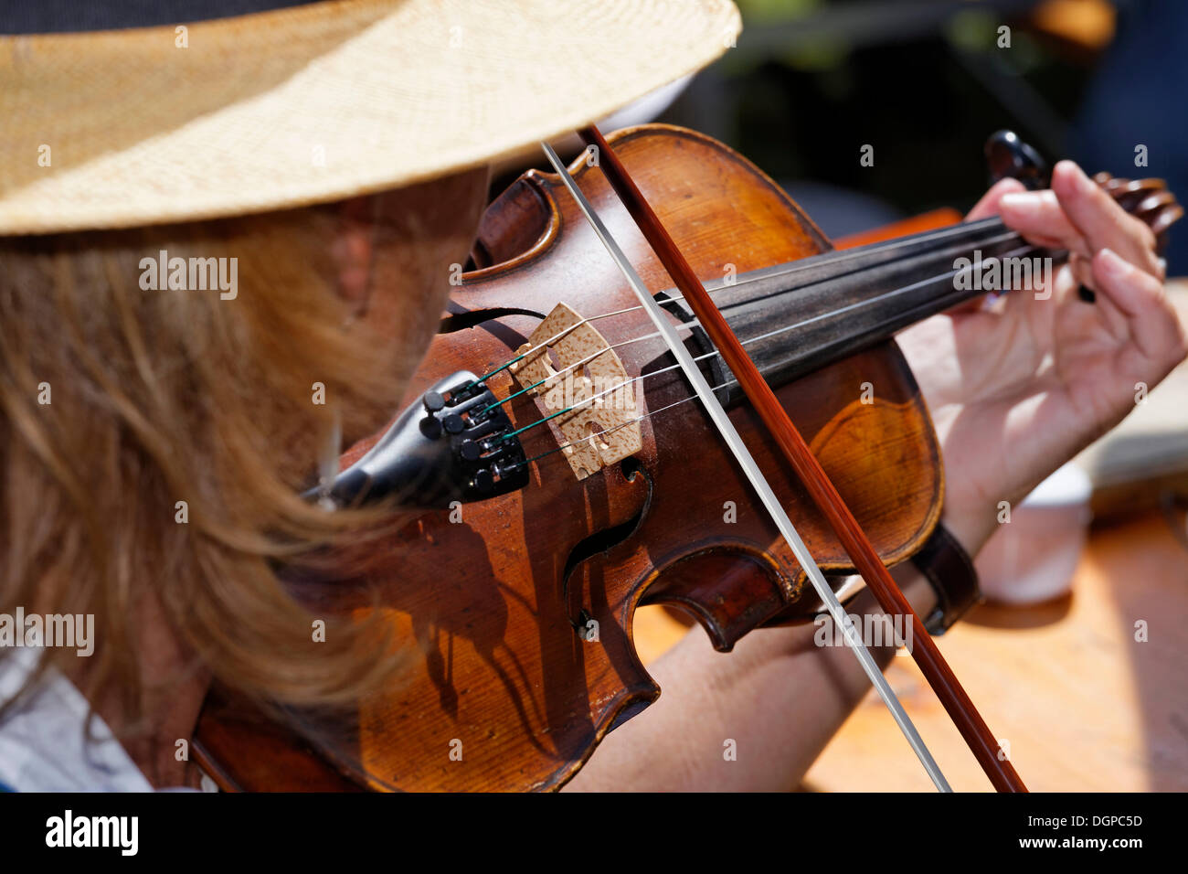 Violin player hi-res stock photography and images - Alamy