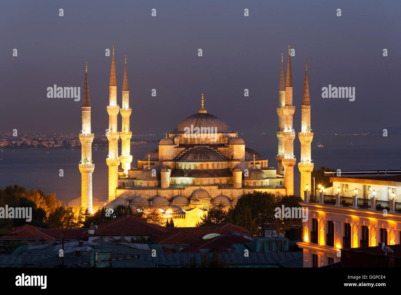 Blue Mosque, Sultan Ahmed Mosque or Sultanahmet Camii, at dusk ...