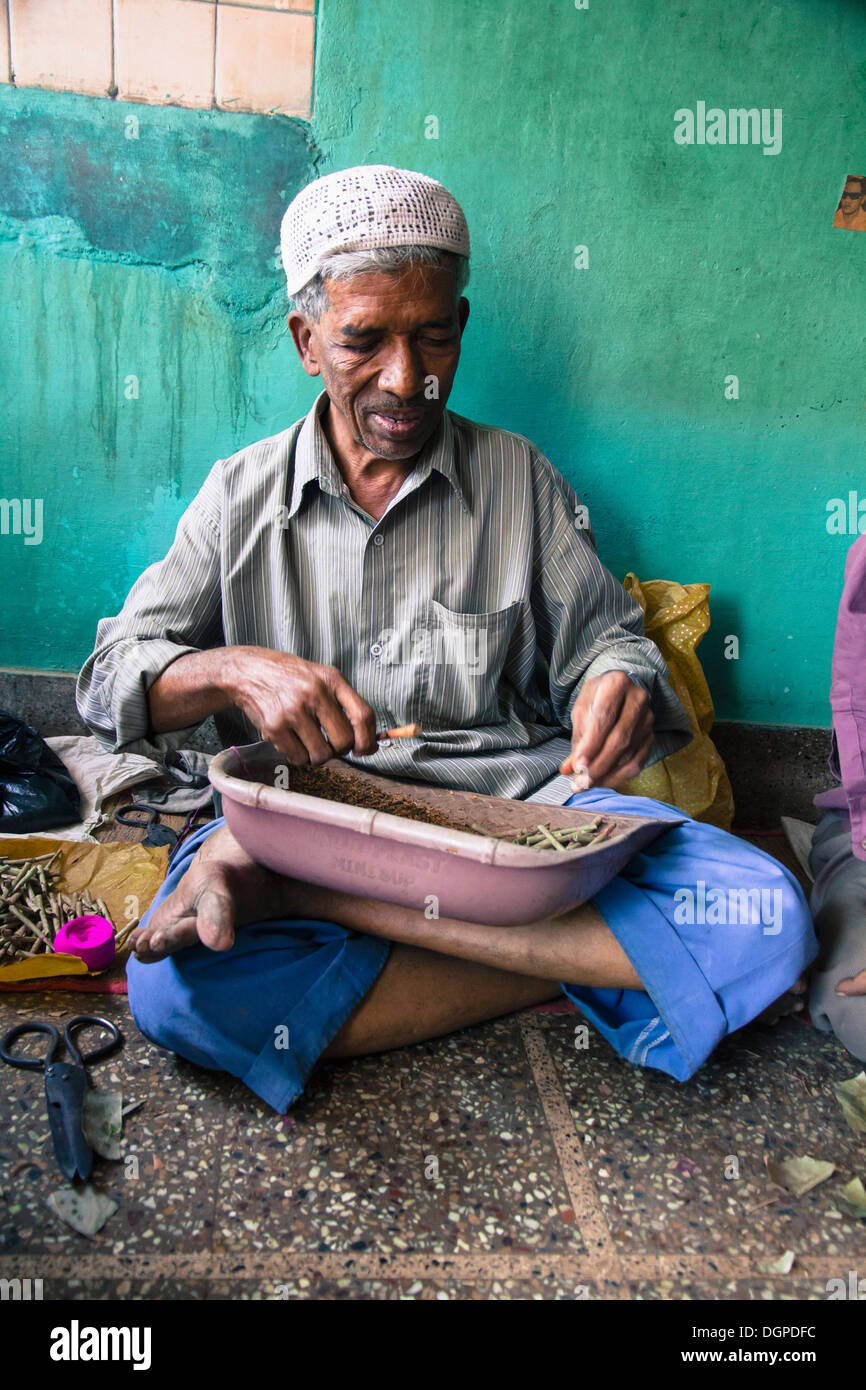 Tobacco wrapping hi-res stock photography and images - Alamy