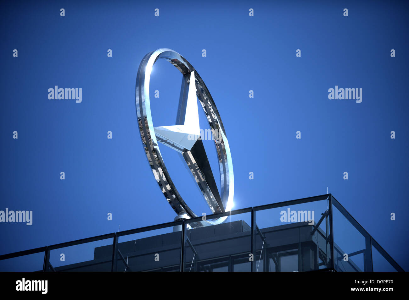 Mercedes benz star hi-res stock photography and images - Alamy