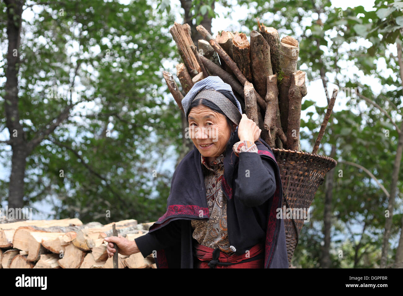 Old woman carrying hi-res stock photography and images - Alamy