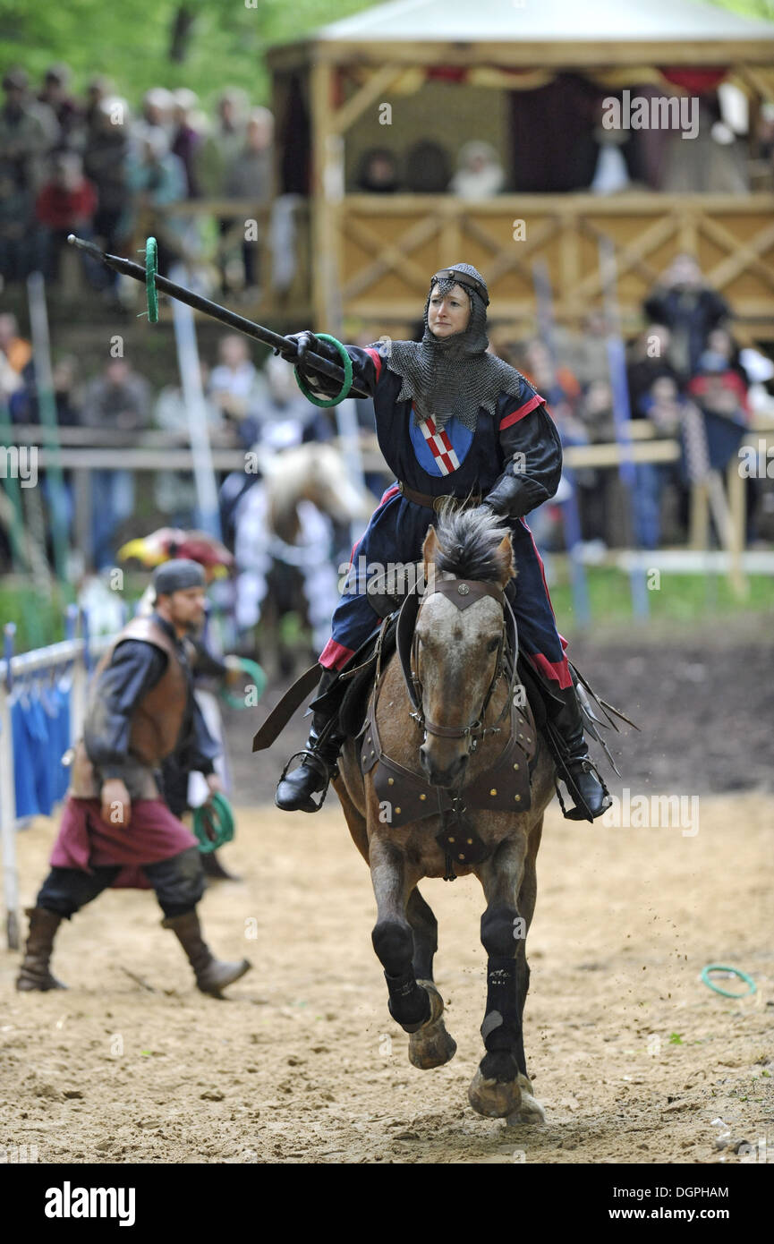 Knight horse armor hi-res stock photography and images - Alamy