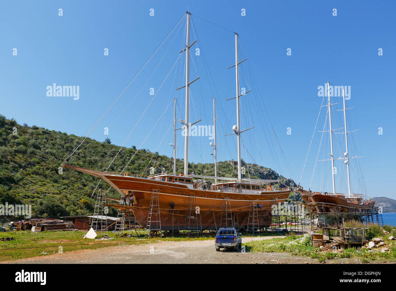 Turkey, Men building ship in shipyard Stock Photo - Alamy