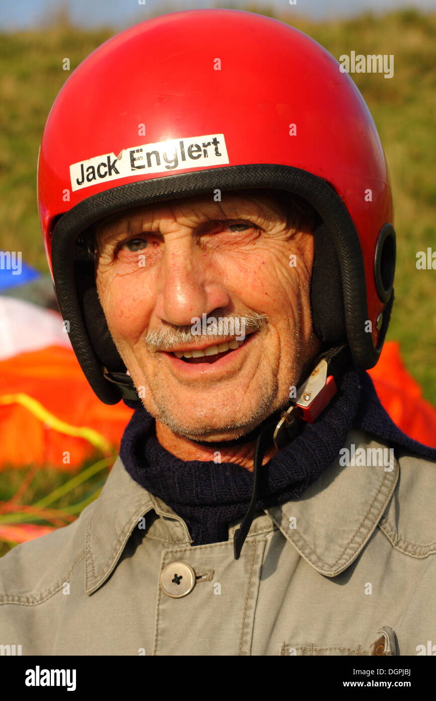 Hope Valley, Derbyshire, UK. 24 Oct 2013. 85-year-old Jack Englert ...