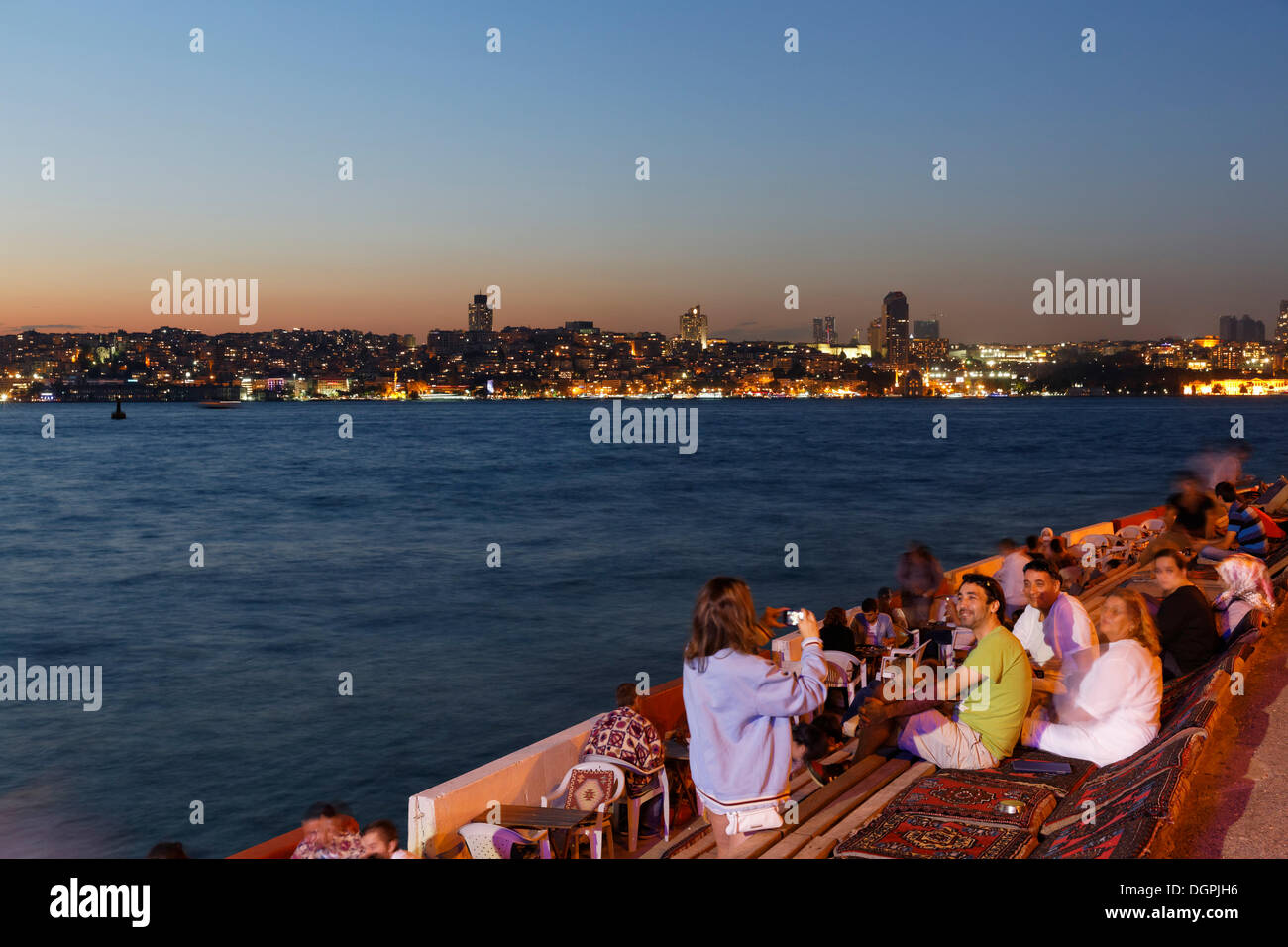 Evening mood, promenade on the Bosphorus, Beyoglu and Sisli at the rear ...