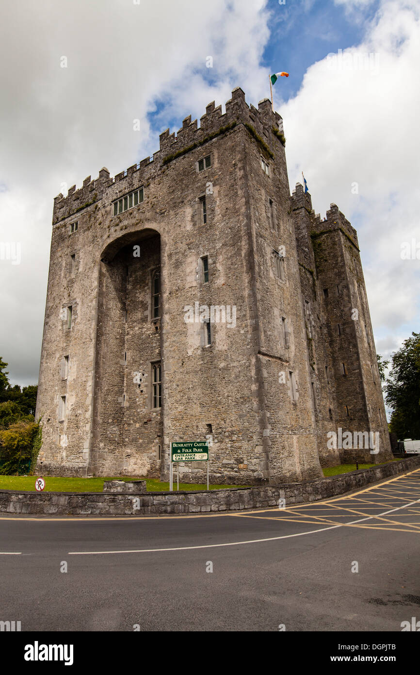 Ireland castle flag hi-res stock photography and images - Alamy