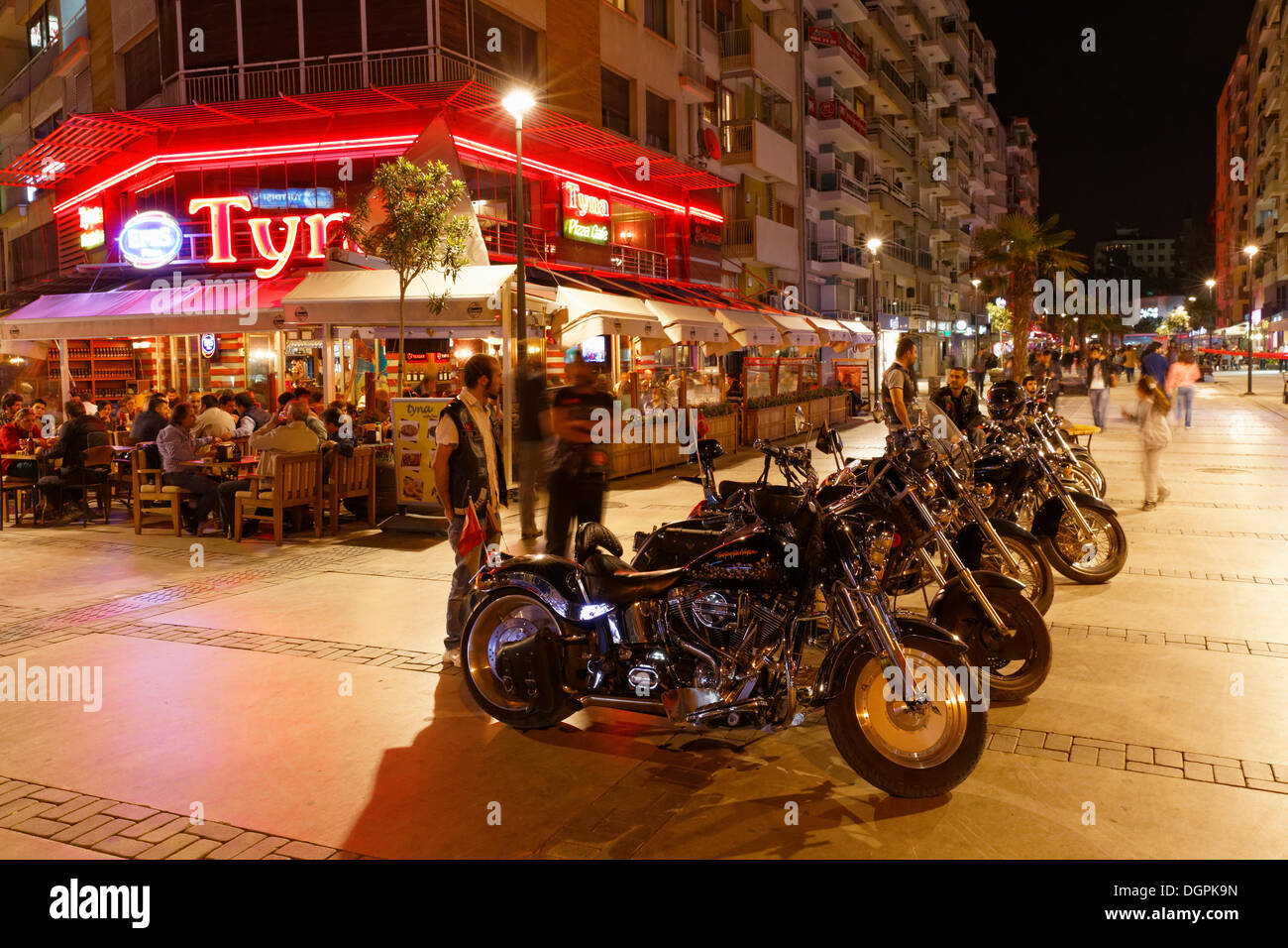 Motorcycles outside a restaurant hi-res stock photography and images ...