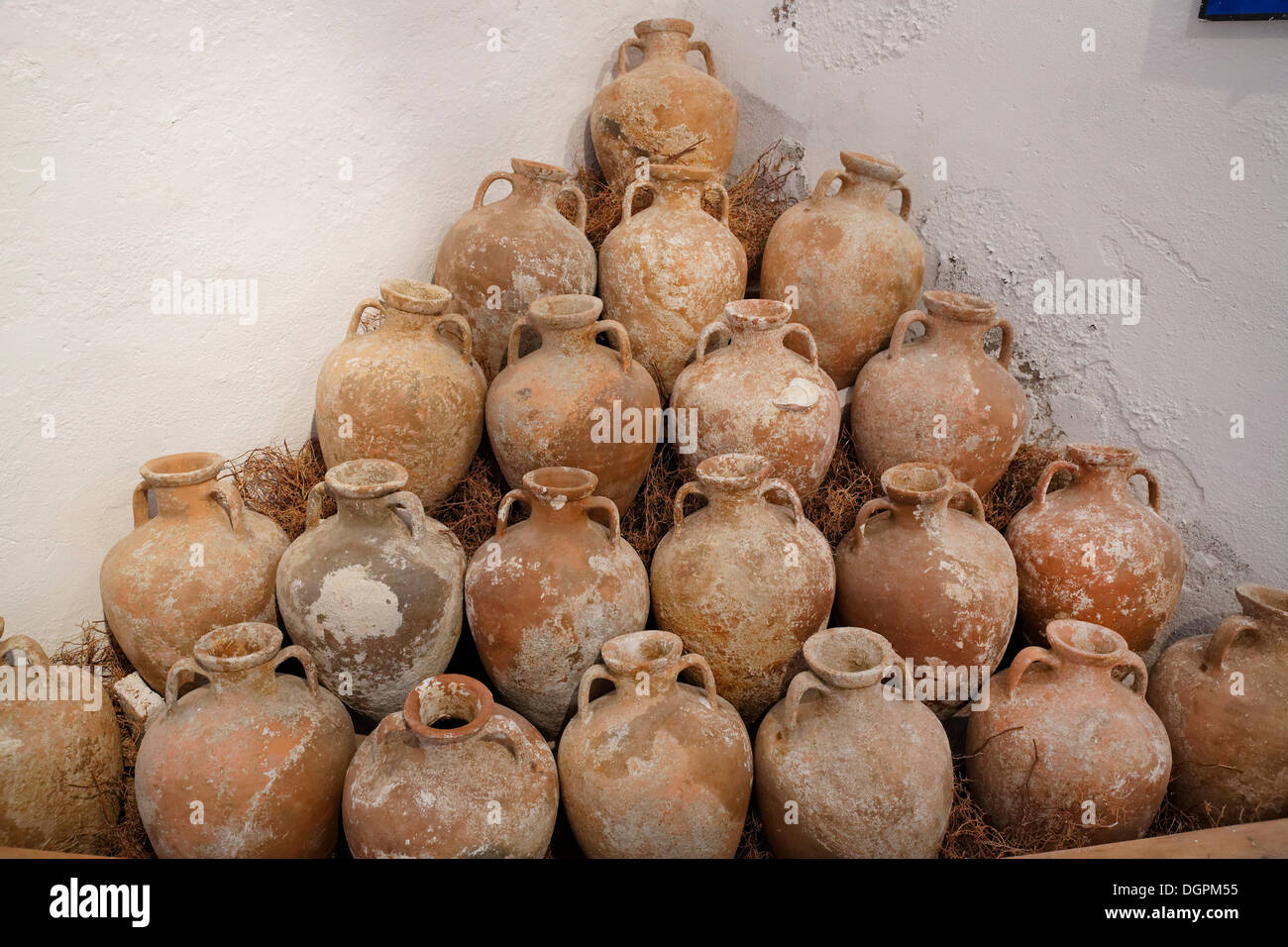 Amphorae hi-res stock photography and images - Alamy