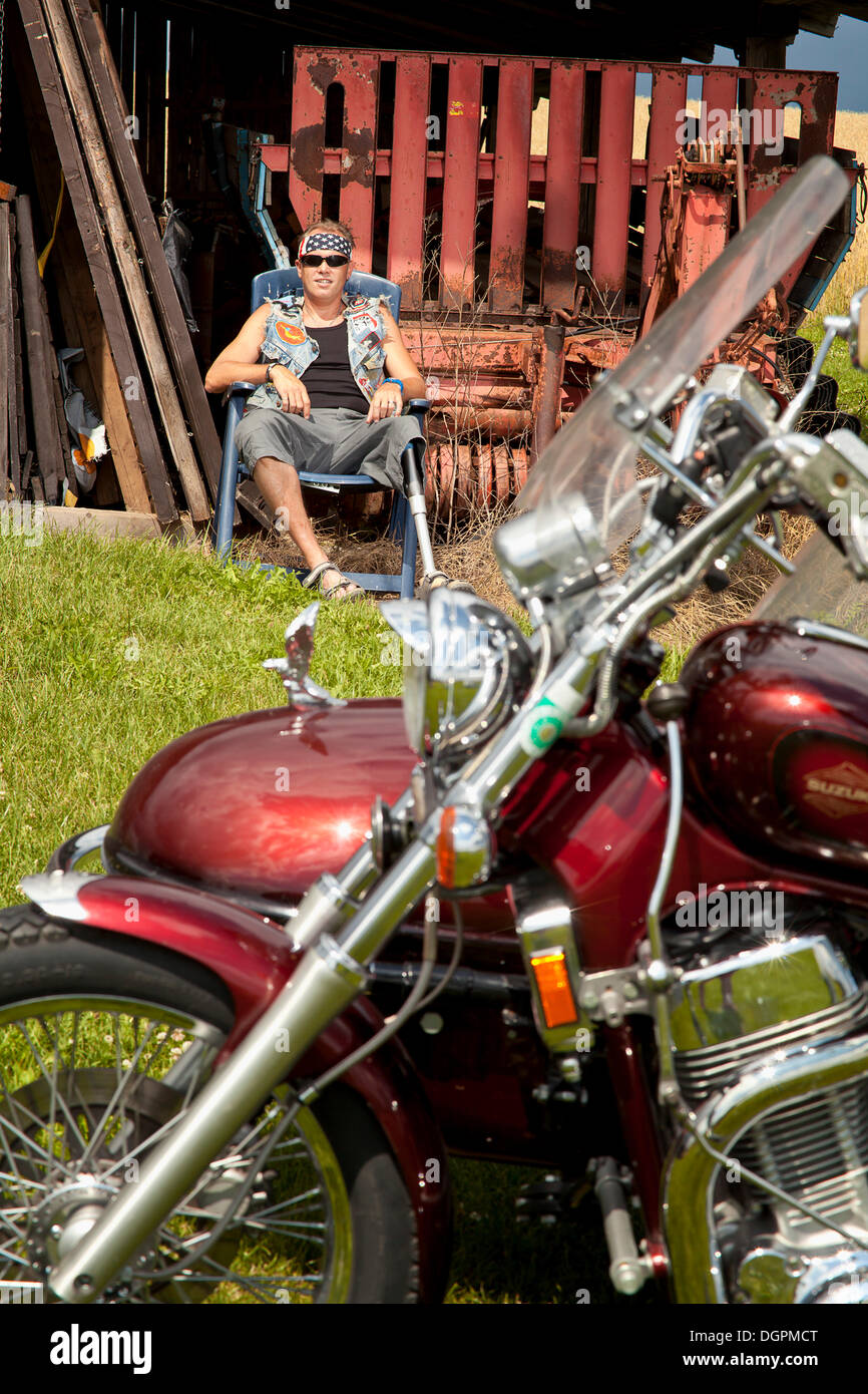 Biker with a prosthetic leg Stock Photo - Alamy