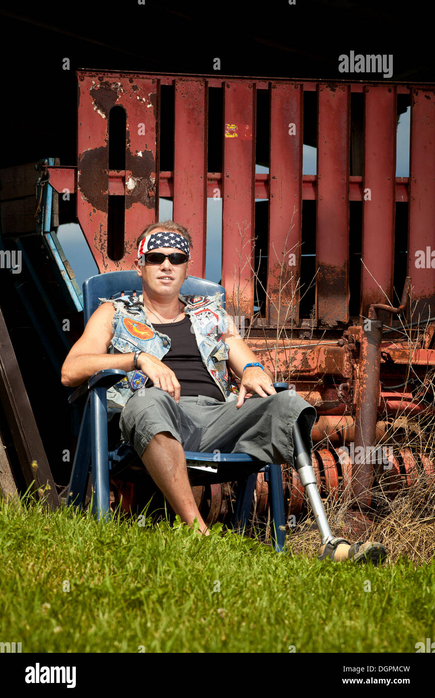Biker with a prosthetic leg Stock Photo - Alamy