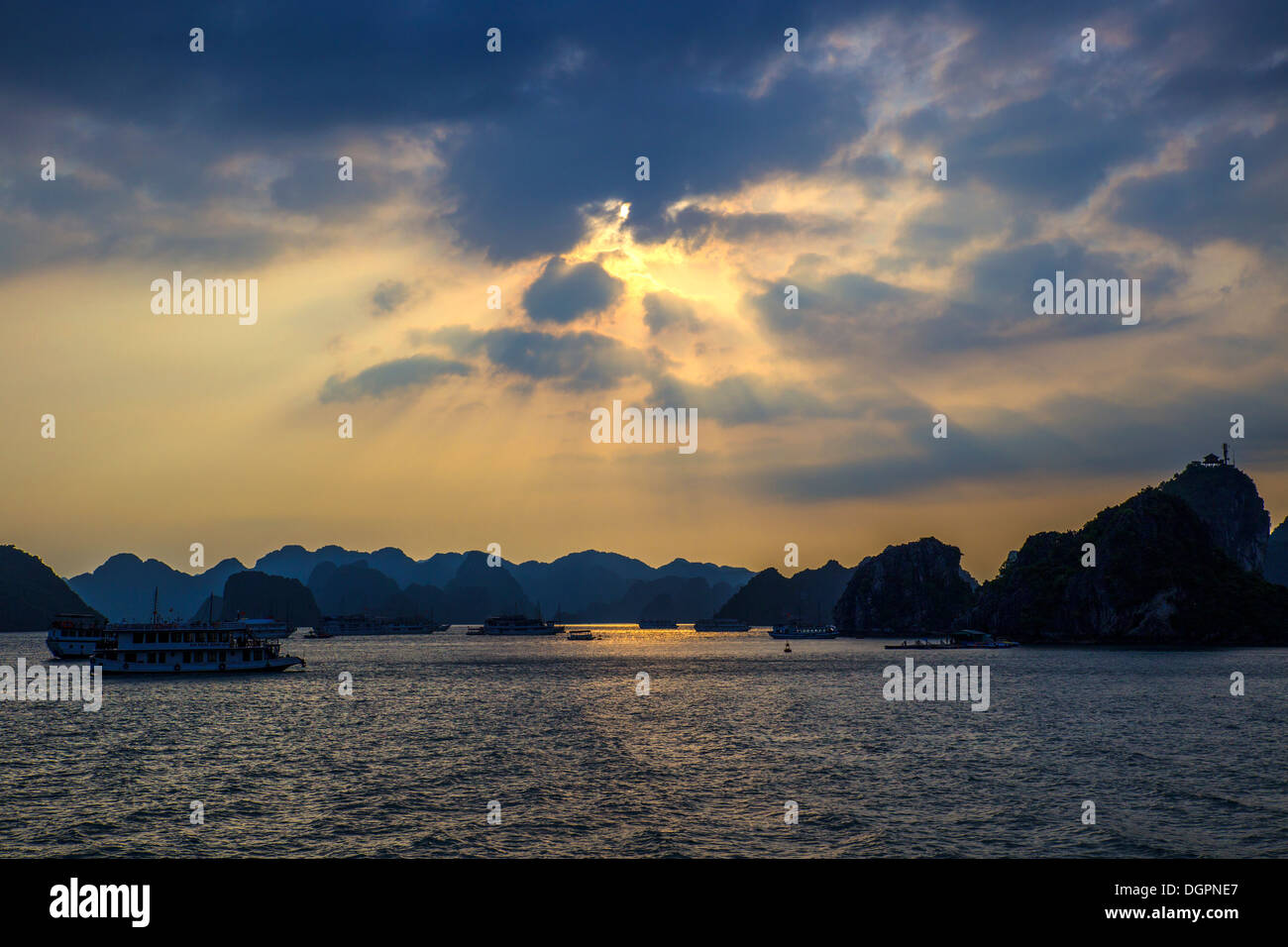 Ha Long Bay Sunset Stock Photos & Ha Long Bay Sunset Stock Images - Alamy