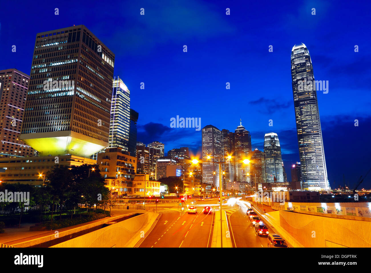 Bustling streets hi-res stock photography and images - Alamy