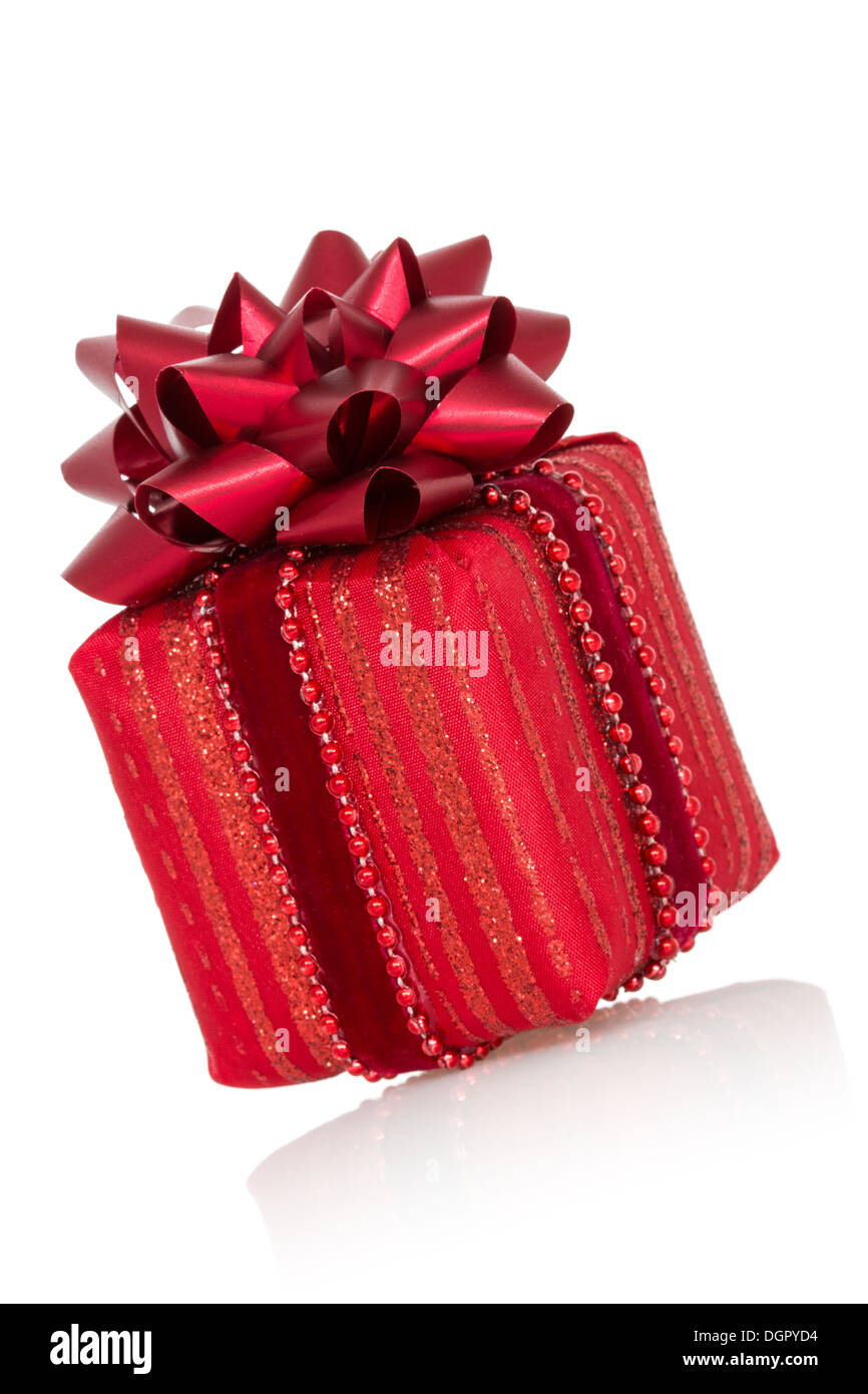 Red christmas gift box with a bow, isolated on white background Stock ...