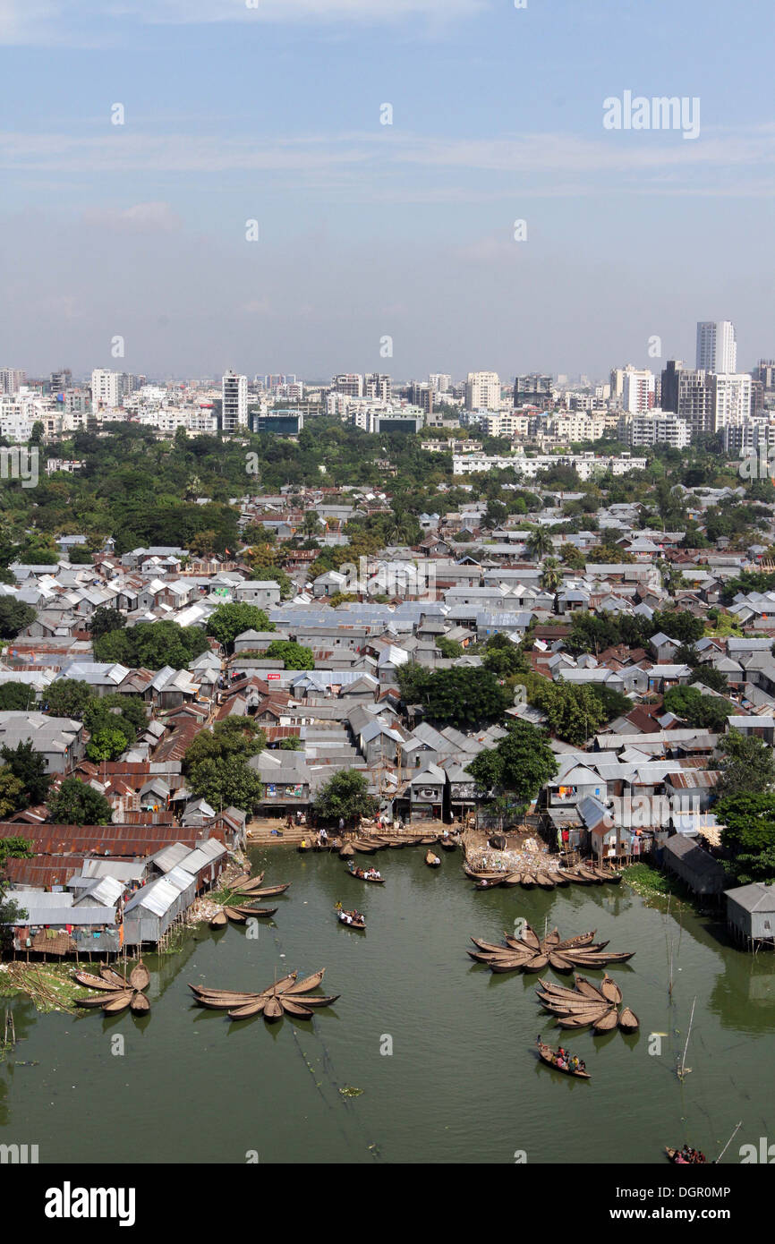 A general view of a korail slum in Dhaka on 24 October 2013 Stock Photo ...
