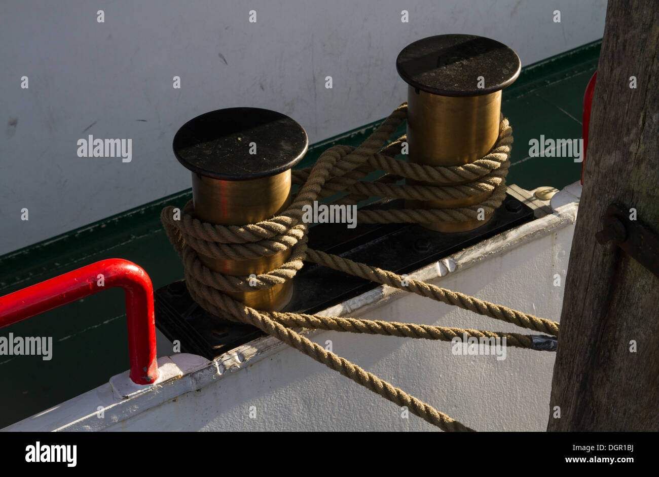 Double mooring bollard hi-res stock photography and images - Alamy