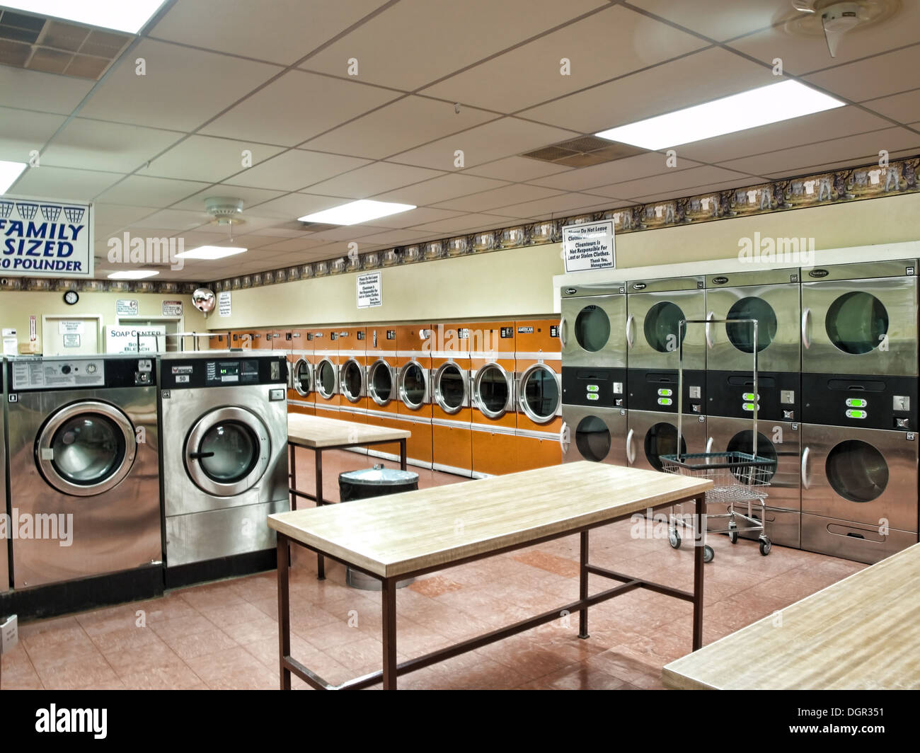 Empty laundrette laundromat hi-res stock photography and images - Alamy