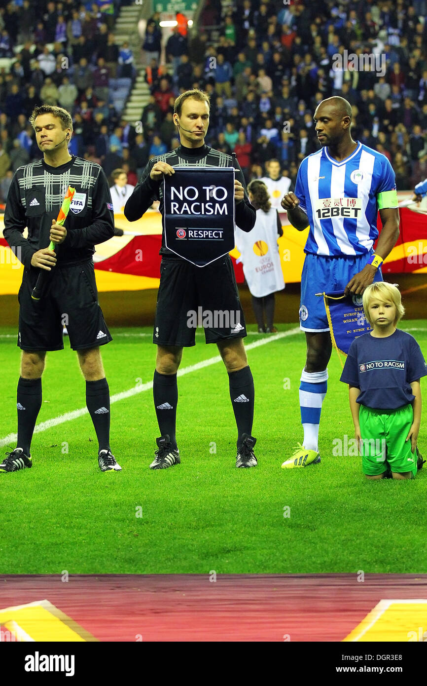 No to racism banner football hi-res stock photography and images - Alamy