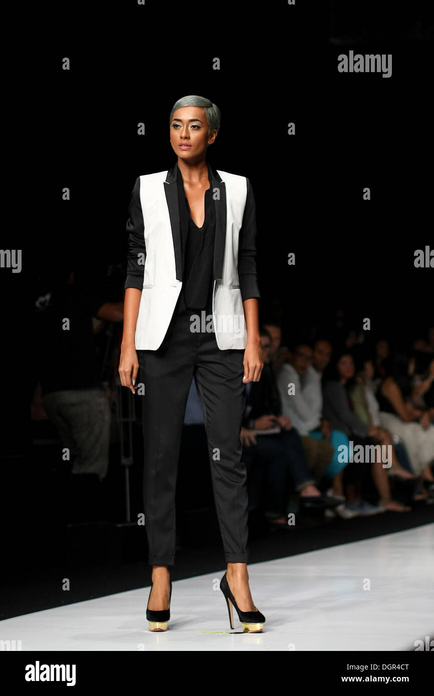 Central Jakarta, Jakarta, Indonesia. 25th Oct, 2013. A model show ...