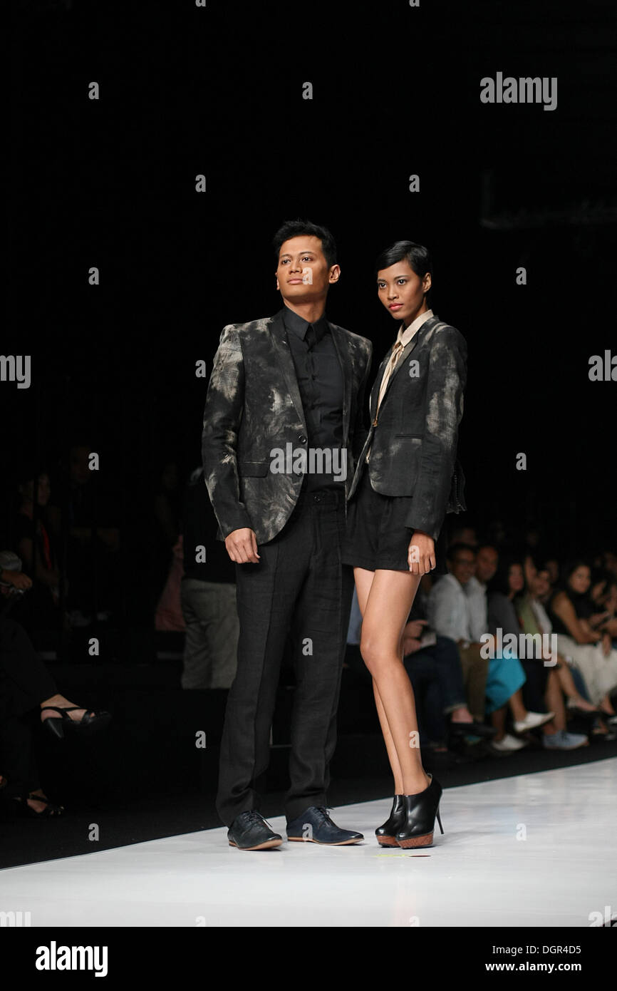 Central Jakarta, Jakarta, Indonesia. 25th Oct, 2013. Models show ...
