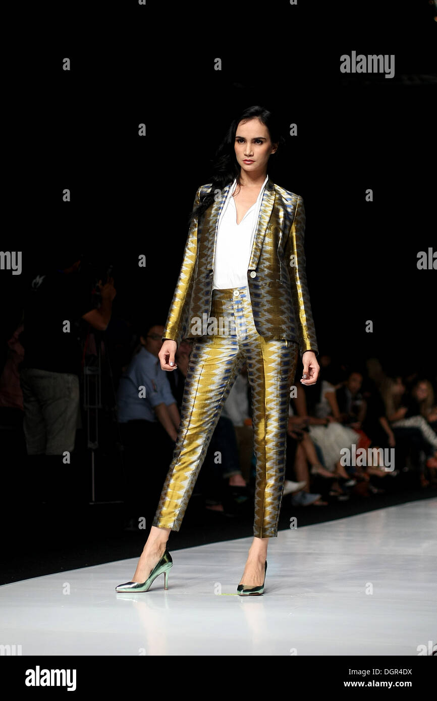 Central Jakarta, Jakarta, Indonesia. 25th Oct, 2013. A model show ...