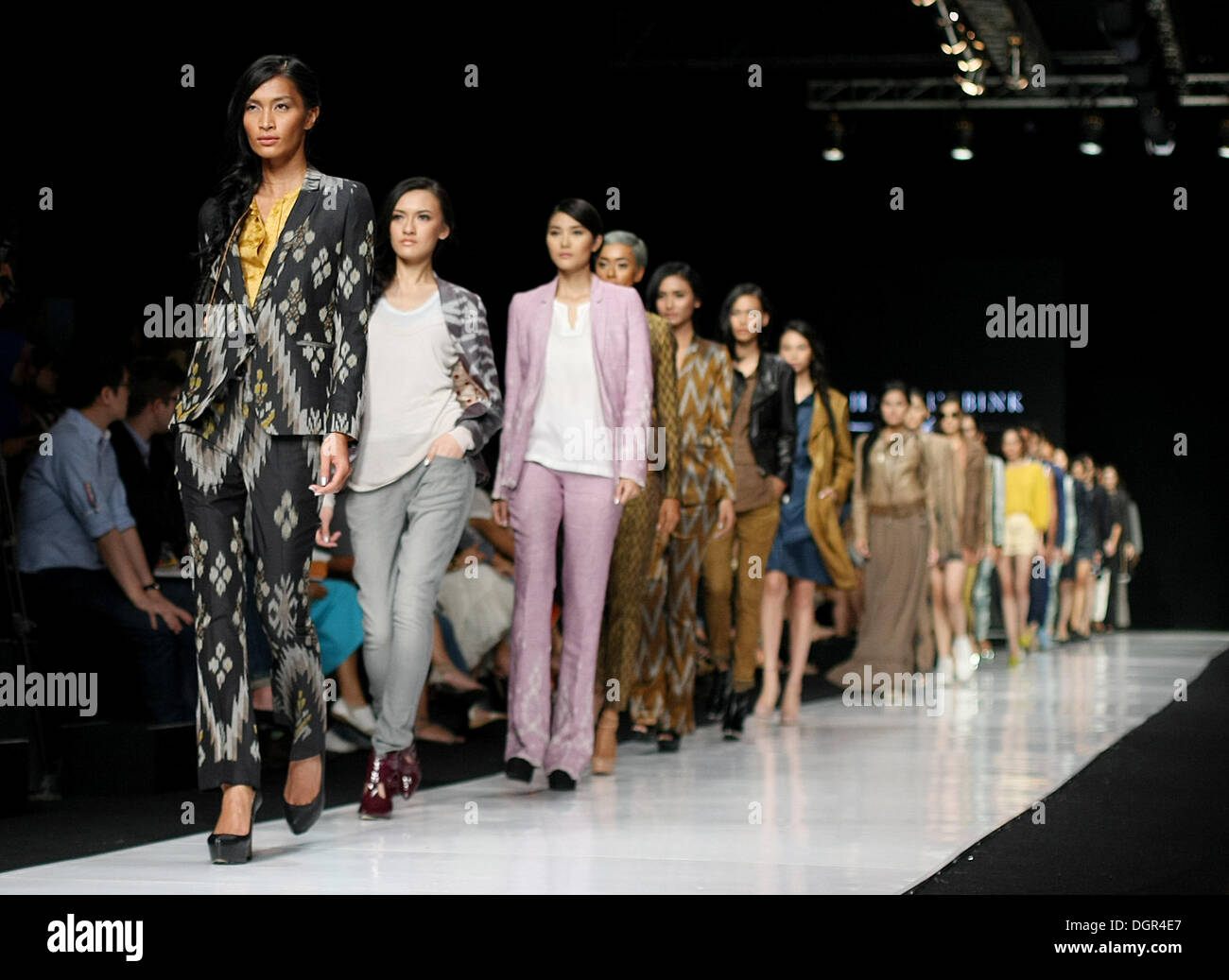 Central Jakarta, Jakarta, Indonesia. 25th Oct, 2013. Models show ...