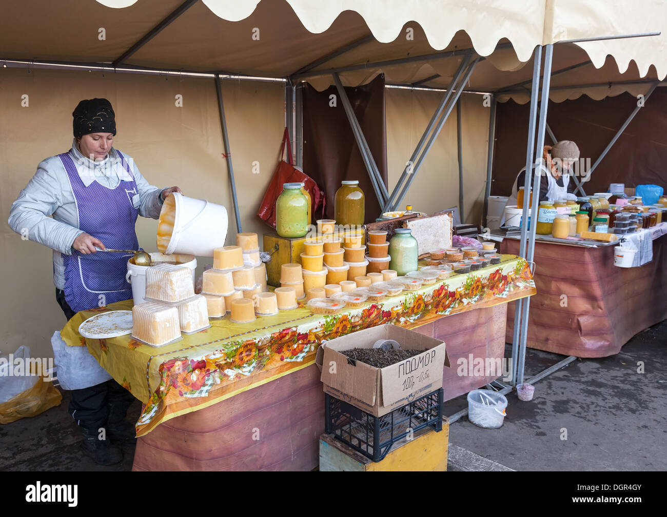 Women seller of honey on the traditional market Stock Photo - Alamy