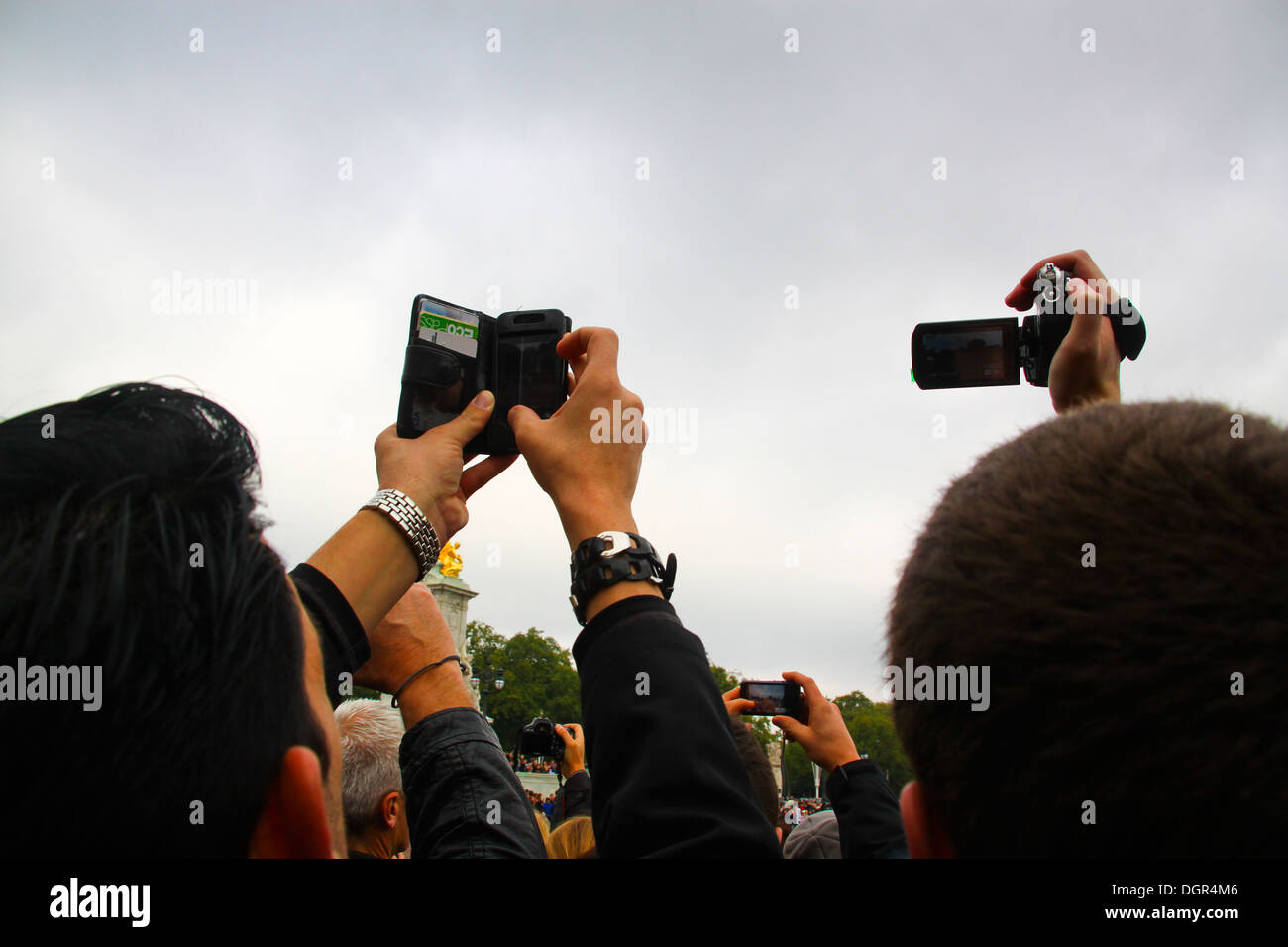 People videoing changing of the guard on smartphone Stock Photo - Alamy